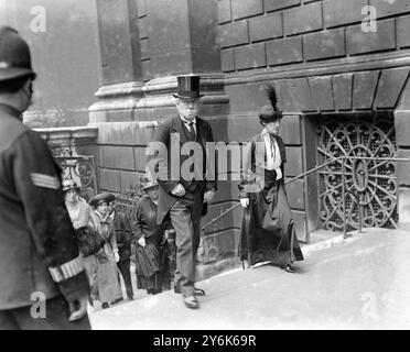 Mr Asquith unveils a Bronze Statue to the memory of Captain Scott and ...