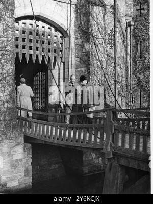 The entrance to Hever Castle, the childhood home of Anne Boleyn ...