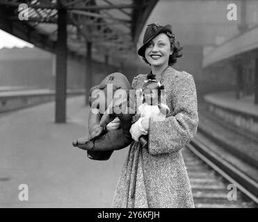 At Waterloo on returning from South Africa. Miss Judy Kelly, stage and ...