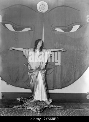 Miss Edyth Olive in "La Reve" with Mr Arthur Applin Stock Photo - Alamy