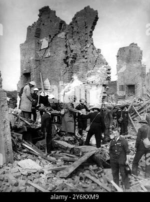 WW2 Air Raid Damage April 1941 Bomb damage in London People clear the ...