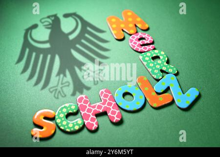 FOTOMONTAGE, Buchstaben bilden die Namen Scholz und Merz, Symbolfoto ...