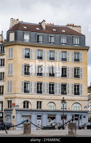 FRANCE. PARIS (75) 6TH DISTRICT. SAINT-MICHEL BLVD. DELAVEINE STORE ...