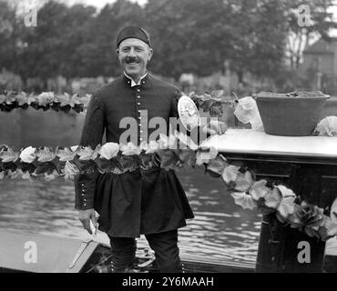 "Landing the Pie" at Eel Pie Island, Twickenham. King Henry VIII and ...