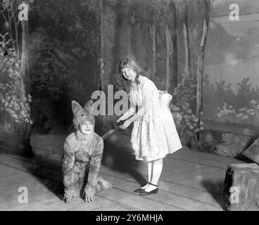 Alice in wonderland at the Savoy Theatre The Oyster queen ( Miss Vera ...