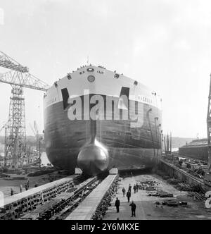 Wallsend-on-Tyne, England: the 115,250-ton tanker "Nacella" glides down ...
