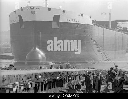 Wallsend-on-Tyne, England: the 115,250-ton tanker "Nacella" glides down ...