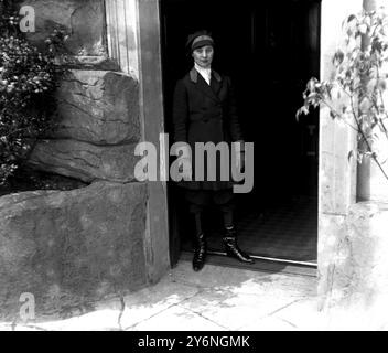 Selfridge's lift girls new uniform. 1914-1918 Stock Photo - Alamy