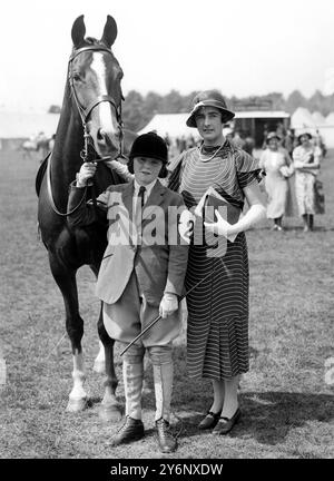 Richmond Horse Show Hon Pamela and Sheila Digby 1932 Stock Photo - Alamy
