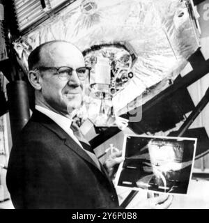 Pasadena, Cal : Dr William Pickering, Director of the Jet Propulsion ...