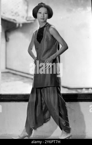 FASHION ORIENTAL STYLE OUTFITS ; 23 JULY 1962 Stock Photo - Alamy