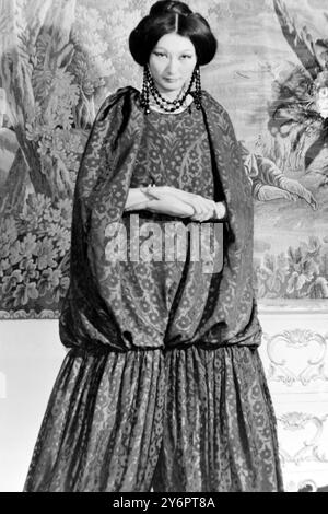 FASHION ORIENTAL STYLE OUTFITS ; 23 JULY 1962 Stock Photo - Alamy