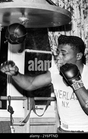 20 JULY 1962 BOXER FLOYD PATTERSON WITH HIS DAUGHTERS TRINA AND SENECA ...