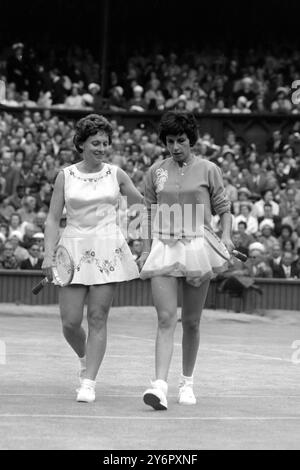 TENNIS PLAYER DARLENE HARD IN ACTION AT TOURNAMENT IN WIMBLEDON ...