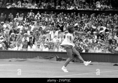 JONES ANNE ACTION - TENNIS AT WIMBLEDON 28 JUNE 1960 Stock Photo - Alamy