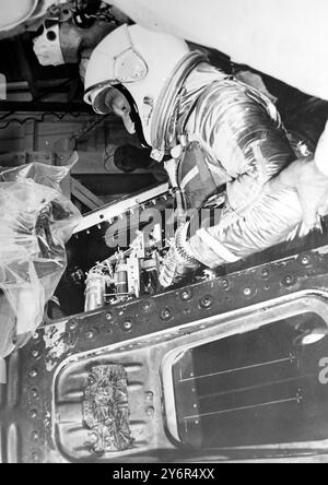 SPACE TRAVEL AMERICAN ASTRONAUT MALCOLM SCOTT CARPENTER ; 24 MAY 1962 ...