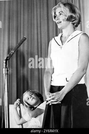 AMERICAN ASTRONAUT MALCOLM SCOTT CARPENTER - CHILDREN / ; 1 JUNE 1962 ...