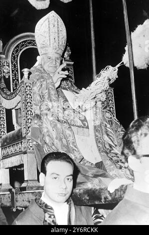 POPE JOHN XXIII CHAIR CARRIED / 20 JANUARY 1961 Stock Photo - Alamy