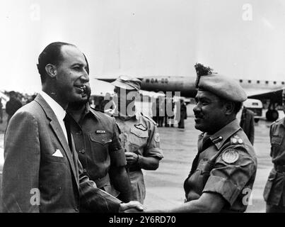 BENNETT R - UN CHIEF IN KATANGA WITH BRIGADIER NOOR / ; 16 APRIL 1962 ...