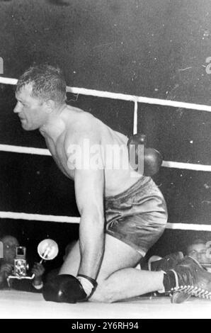 BOXER BILLY WALKER WITH JOSE PEYRE 28 MARCH 1962 Stock Photo - Alamy