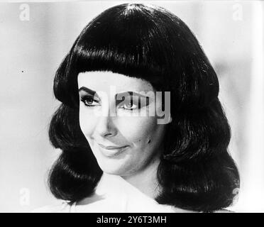 ELIZABETH TAYLOR FILMING CLEOPATRA IN ROME 17 JANUARY 1962 Stock Photo ...