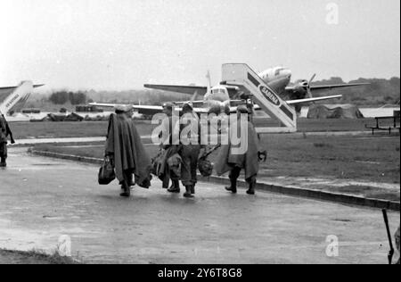 TROOPS IRISH UN SOLDIERS WALKING TO THEIR PLANE ELISABETHVILLE 22 ...