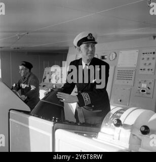 SHIPS TRANSVAAL CASTLE ANCHORED CLYDE CAPTAIN RADAR ROOM / 20 DECEMBER ...
