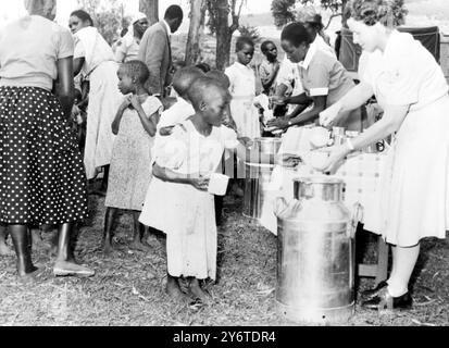 FAMINE FOOD GIVEN TO STARVING CHILDREN IN NAIROBI, KENYA 21 NOVEMBER ...