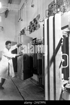 THE FIRST NUCLEAR REACTORS IN CAIRO 25 SEPTEMBER 1961 Stock Photo - Alamy