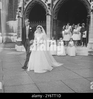 PAMELA BERRY WEDS NIGEL MOBBS IN LONDON 14 SEPTEMBER 1961 Stock Photo ...