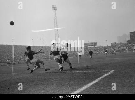 FOOTBALLER DAVE METCHICK FULHAM FC AND CHELSEA SILLETT / 2 SEPTEMBER ...