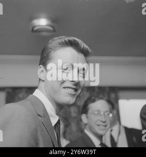 EDD KOOKIE BYRNES AT LONDON AIRPORT SIGNS AUTOGRAPHS / 16 JULY 1961 ...