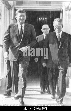 US PRESIDENT JOHN F KENNEDY WITH JAPANESE PRIME MINISTER HAYATO IKEDAL ...
