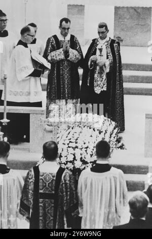 FUNERAL OF GARY COOPER IN HOLLYWOOD 18 MAY 1961 Stock Photo - Alamy