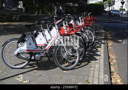 Leihfahrräder der Kölner Verkehrsbetriebe KVB und der Deutschen Bahn ...