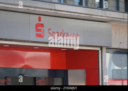 Logo, Schriftzug der Sparkasse an einer Filiale *** Savings bank logo ...