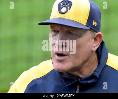 Milwaukee Brewers manager Pat Murphy talks to his players durung a ...