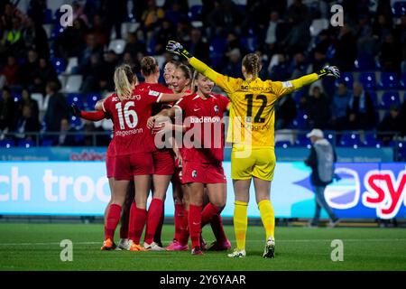 Greta Stegemann (16 Freiburg) und Klara B?hl (17 FC Bayern) in Aktion ...