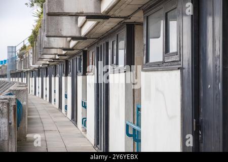 Crescent walkway of Alexandra Road estate, brutalist architecture in ...