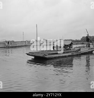 Thames - Dredging . 1 January 1946 Stock Photo - Alamy