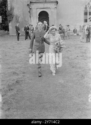 Wedding of David Mostyn and Beryl Miller . 1 January 1946 Stock Photo ...