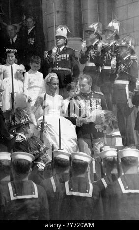 Cathedral Wedding for Grace and Rainier Monaco : Grace Kelly stoops to ...