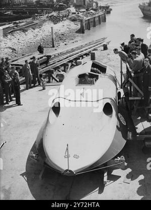 World's Water Speed Record Attempt - Mr. and Mrs. F.E. Hanning-Lee in ...