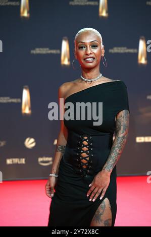 Schauspielerin und Sängerin Nura Habib Omer kommt zur Gala und ...