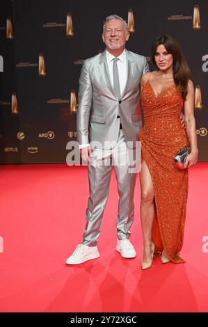 Natalia Avelon mit Freund Otto Steiner bei der Verleihung des Deutschen ...