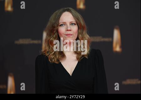 Moderatorin Sarah Bosetti kommt zur Gala und Verleihung des Deutschen ...