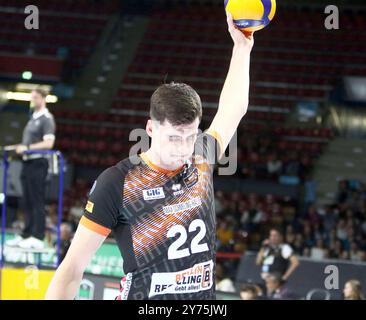 Jake Hanes (Berlin Recycling Volleys, 22) hits; Volleyball Bundesliga ...