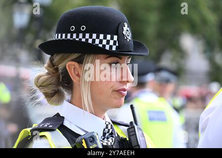 Female Metropolitan Police Officer, Trafalgar Square, London, UK Stock ...
