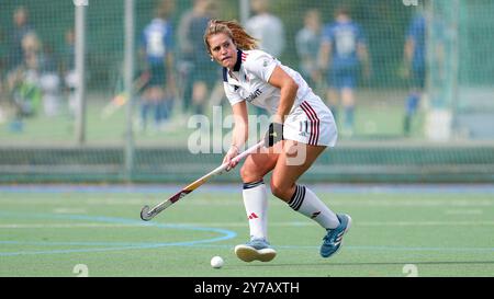 Sonja Zimmermann (MHC, 11), am Ball, Freisteller, Ganzkörper ...