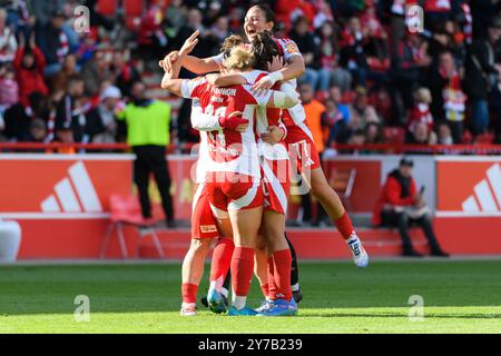 Dina Orschmann (Union Berlin, #11) needs treatment, on the right Naemi ...